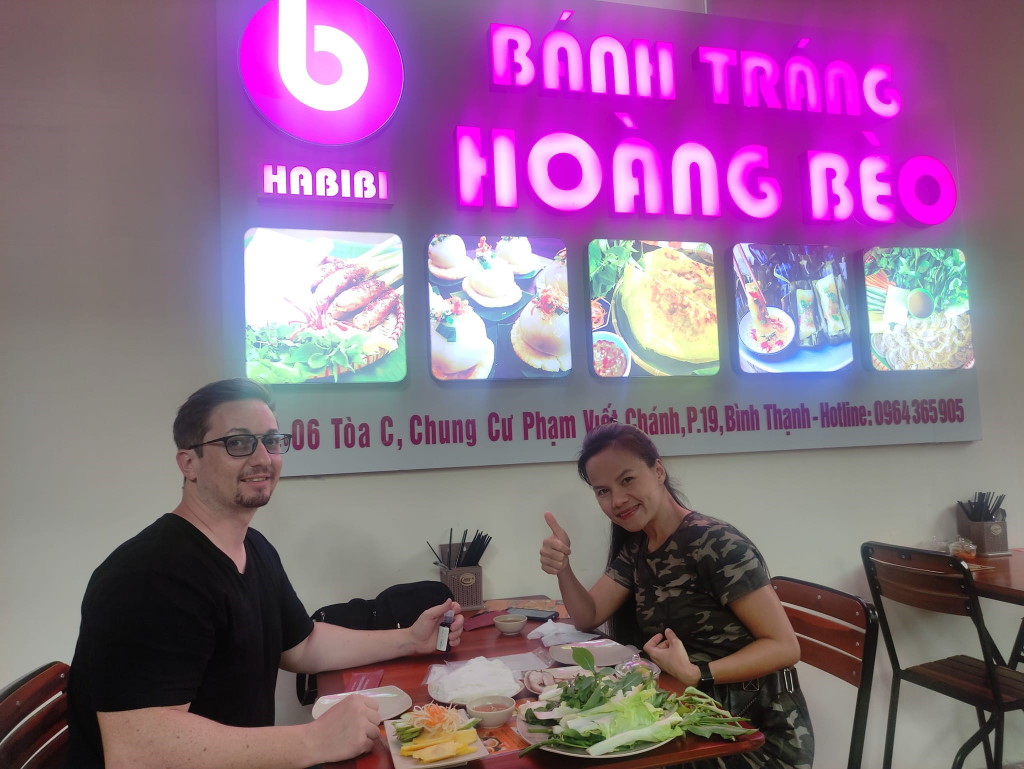 Khách Tây thưởng thức Bánh tráng Hoàng Bèo